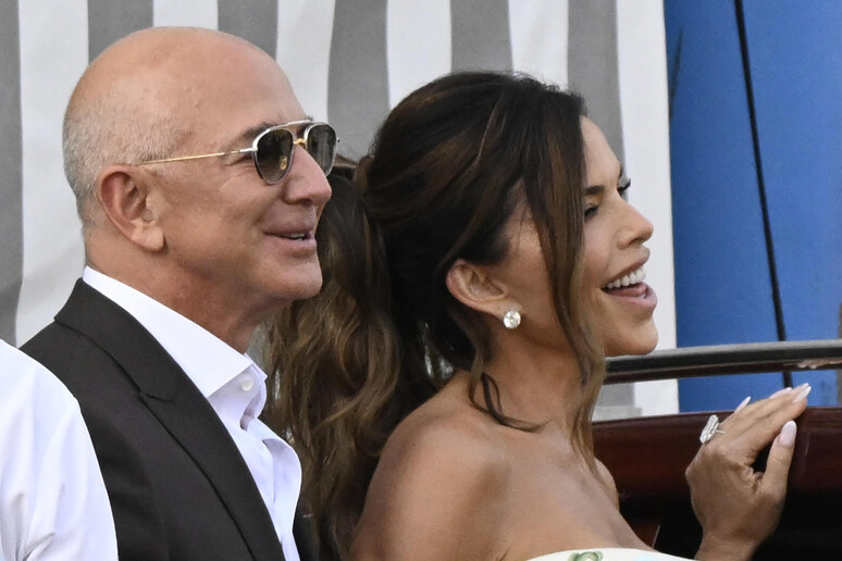 Laura Sanchez Bezos incanta Venezia in Dolce & Gabbana: Vogue celebra ...