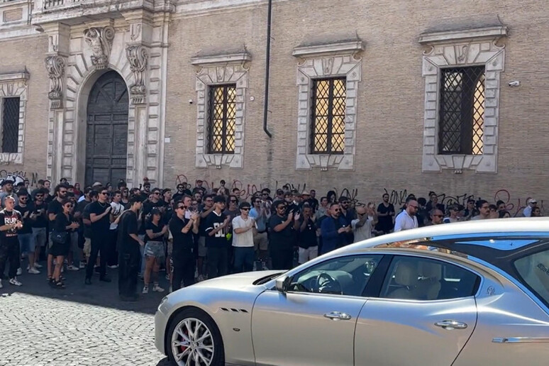 Roma piange Jesto: l’ultimo saluto al rapper a Trastevere tra ...