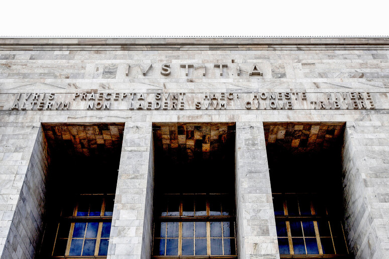 Phica.eu: Cresce l’Onda di Querele a Milano per Diffamazione e ...