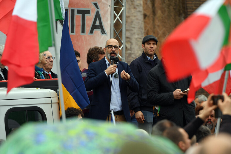 Francesco Toscano: L’outsider che sfida il bipolarismo nelle elezioni ...
